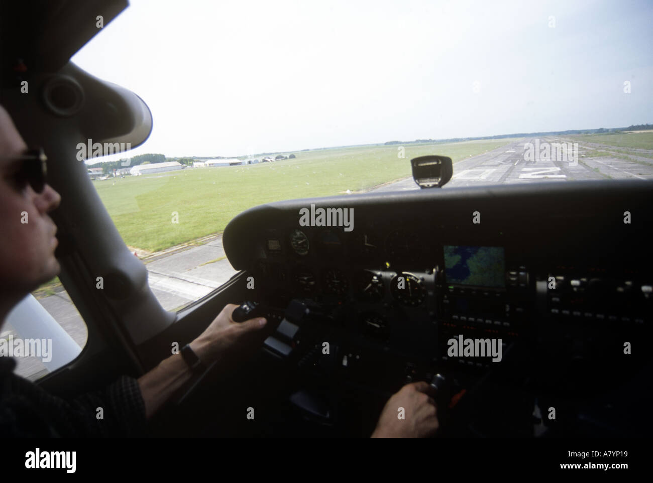 Aircraft on final hi-res stock photography and images - Alamy