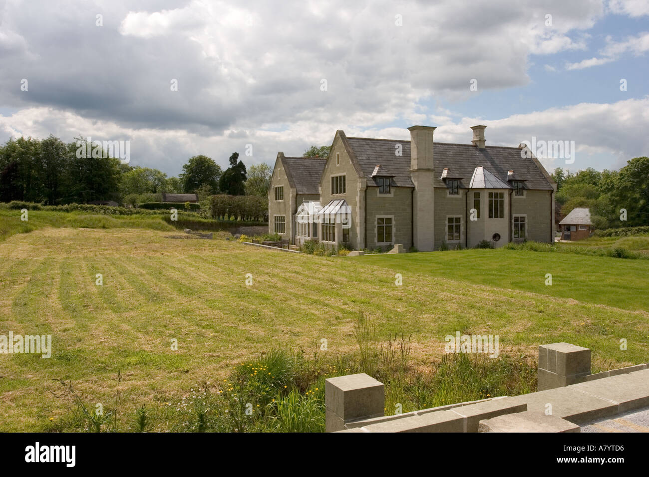 Chimneys english country manor hi-res stock photography and images - Alamy