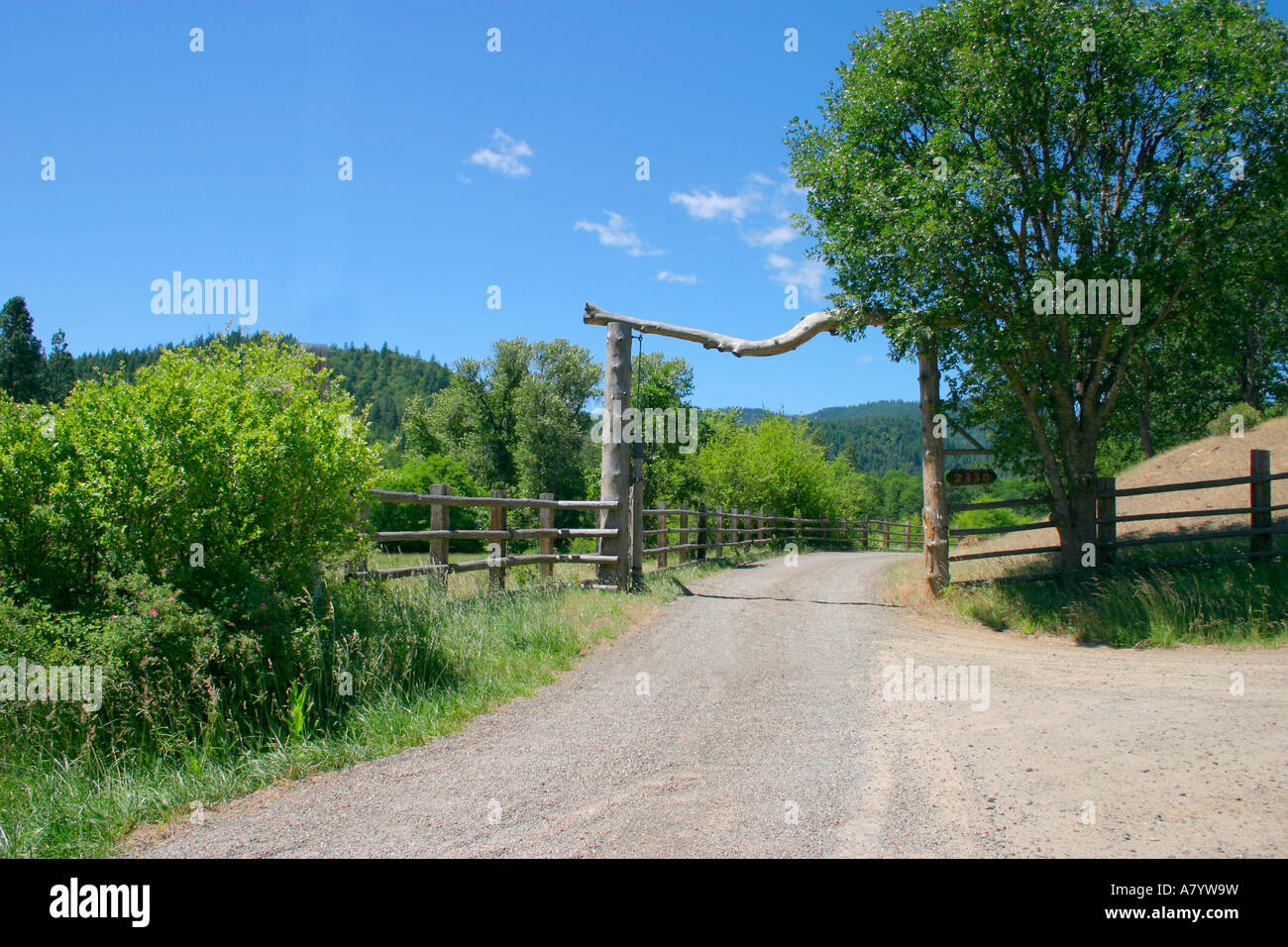 USA, California, Hilt, wooden ranch gate Stock Photo - Alamy