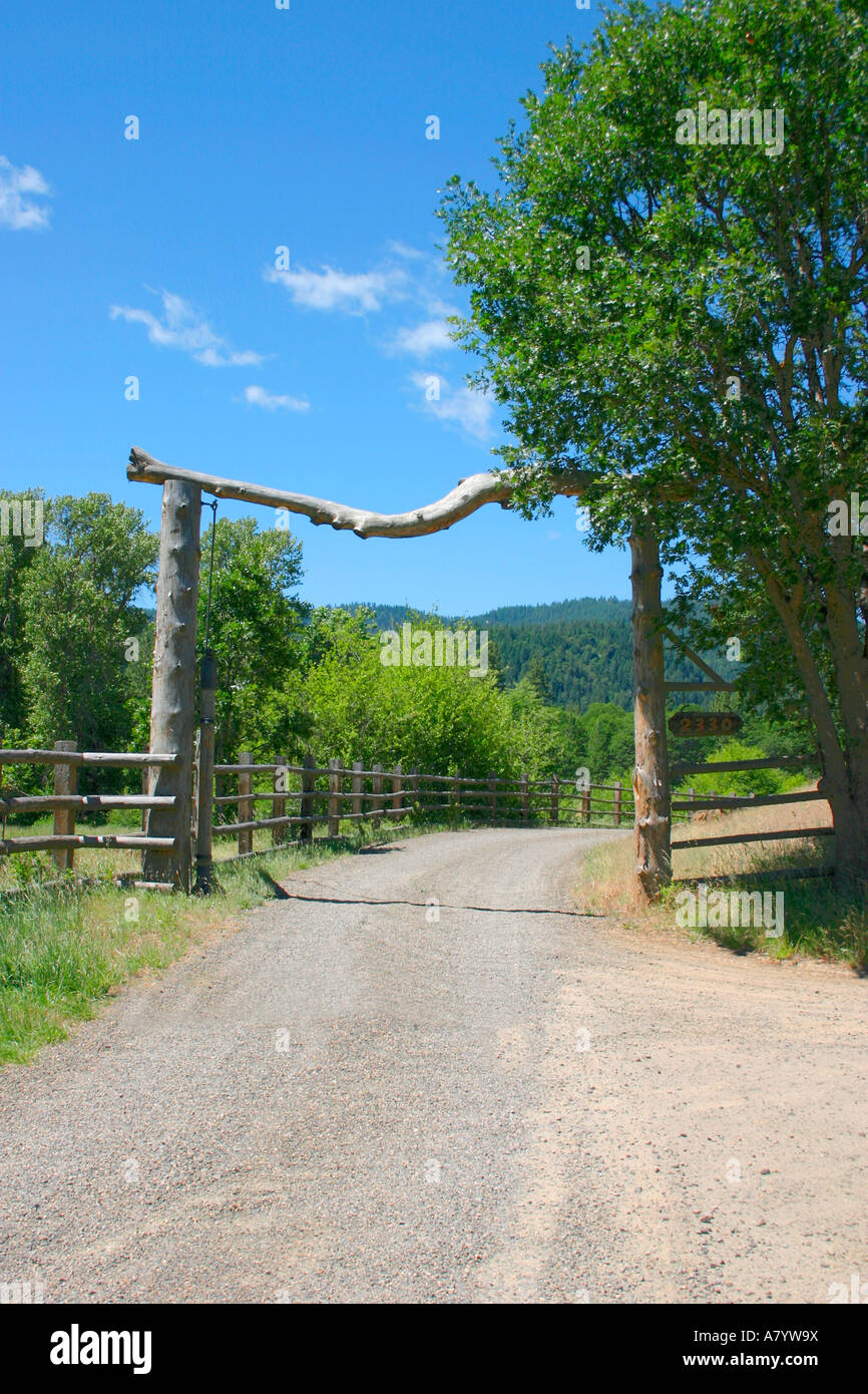 USA, California, Hilt, wooden ranch gate Stock Photo - Alamy