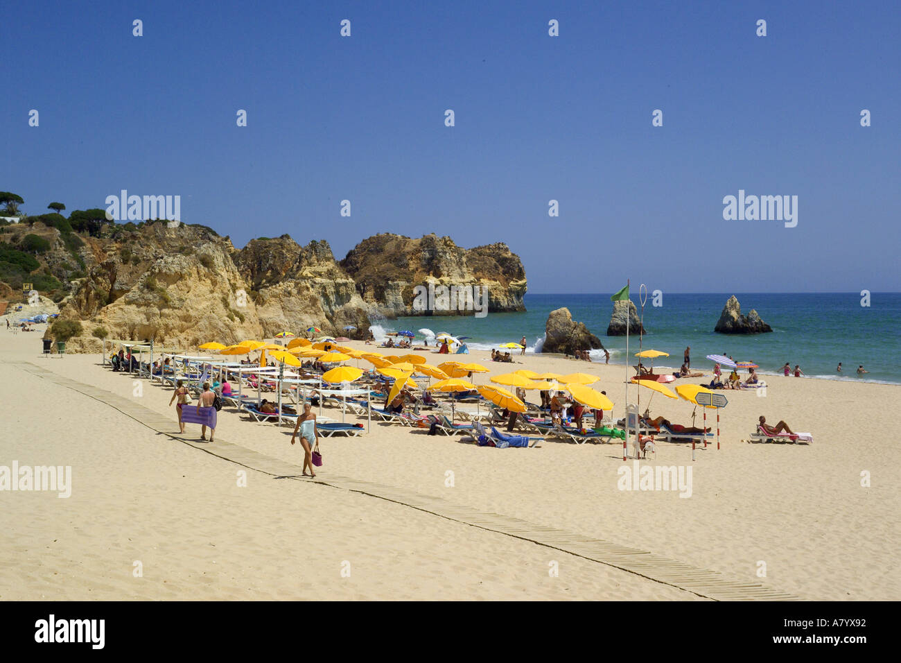 Sandy beach scene hi-res stock photography and images - Alamy