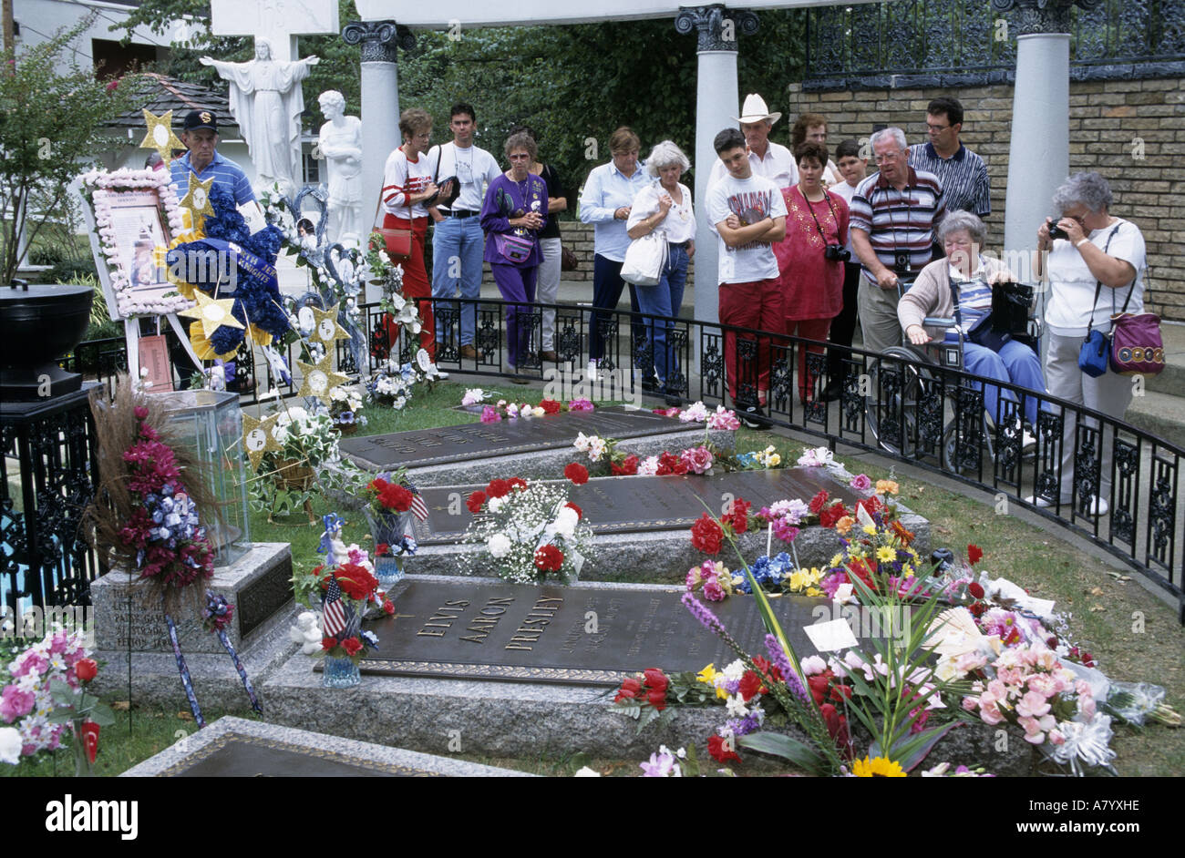 Elvis cemetery hi-res stock photography and images - Alamy