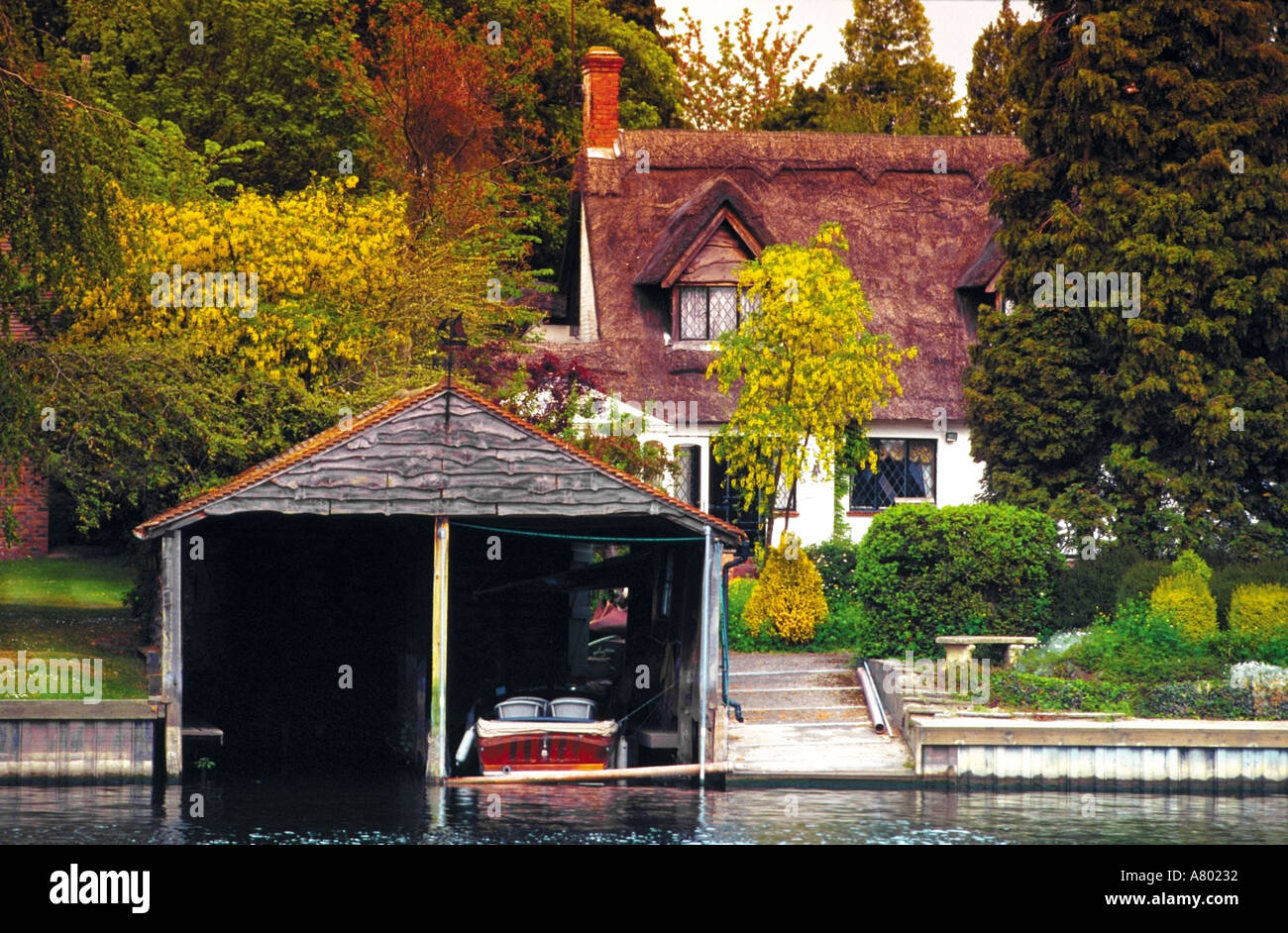 Cookham Berkshire River Thames Riverside Houses High Resolution Stock ...