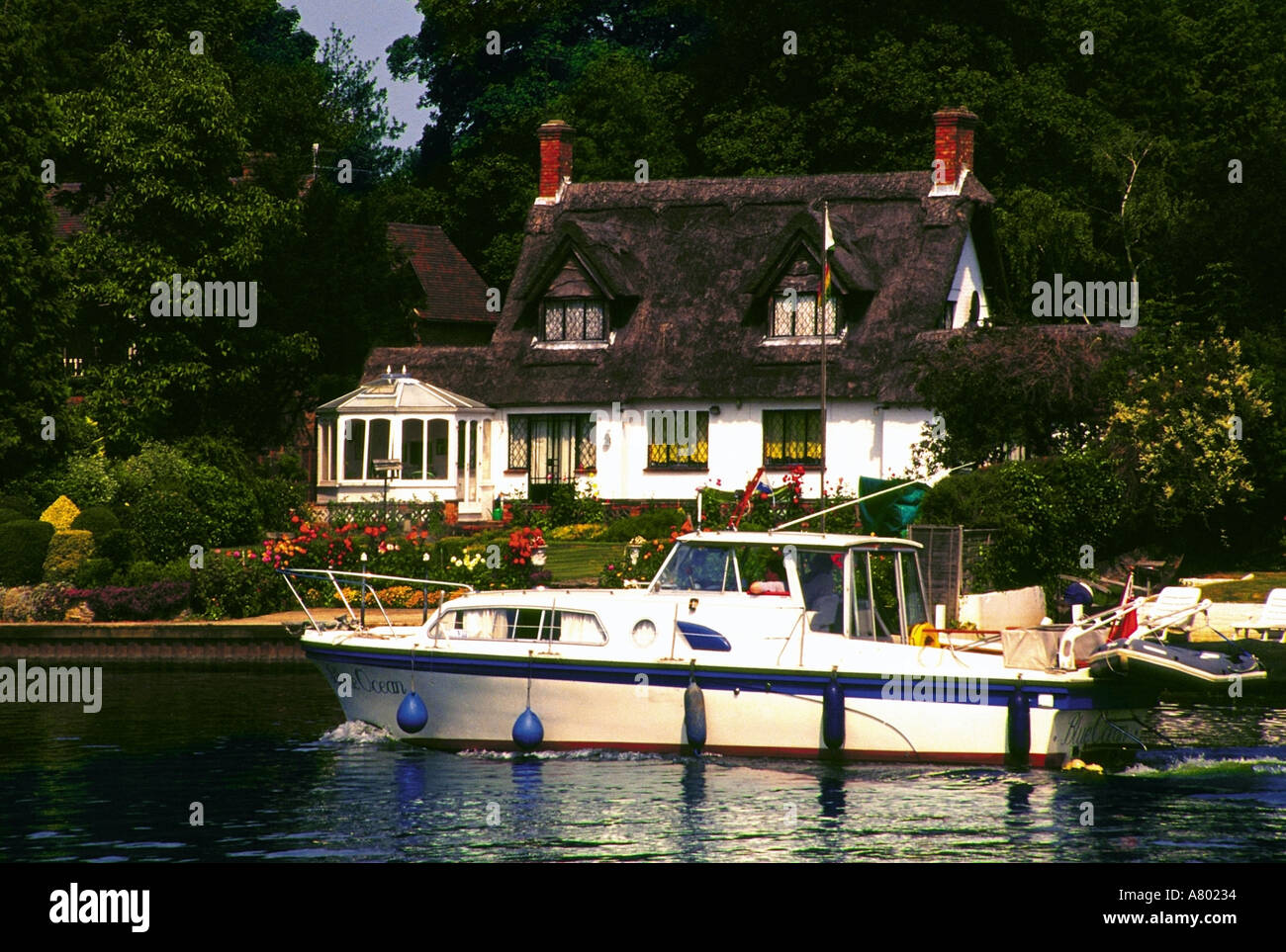 River thames cookham with boats hi-res stock photography and images - Alamy