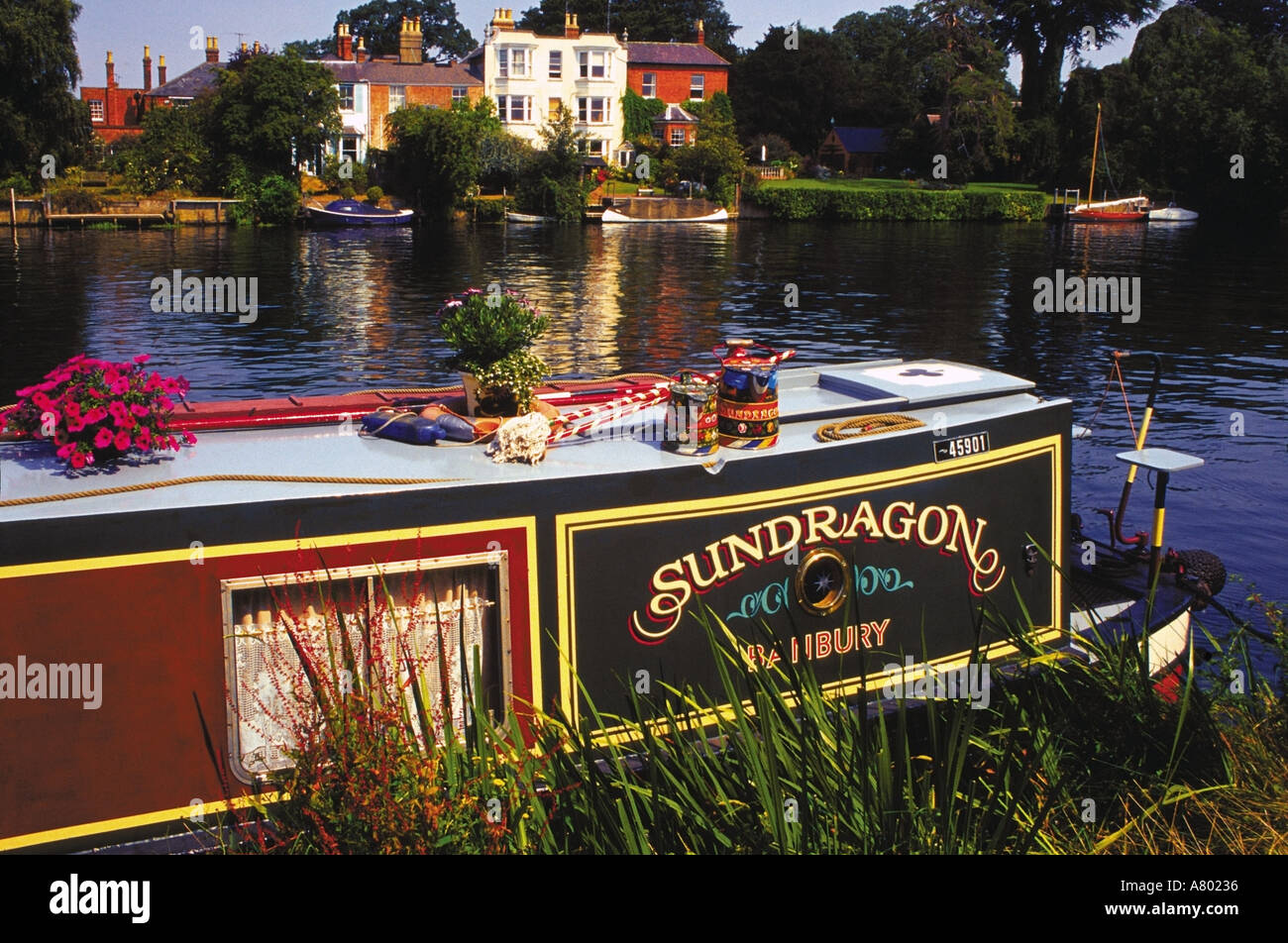 berkshire river thames cookham riverside house and narrow boat Stock ...