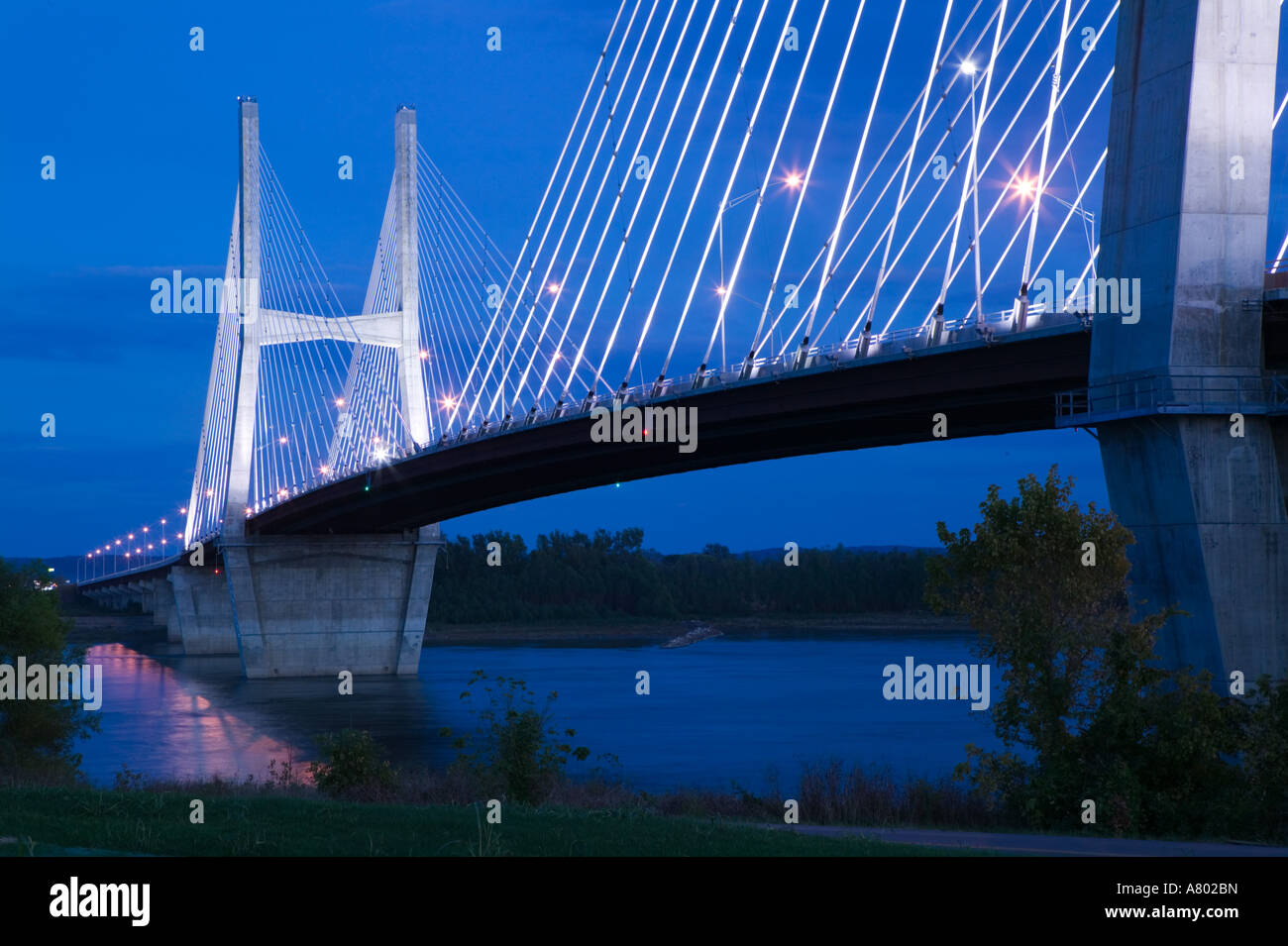 USA, Missouri, Cape Girardeau: The Bill Emerson Memorial Bridge across ...