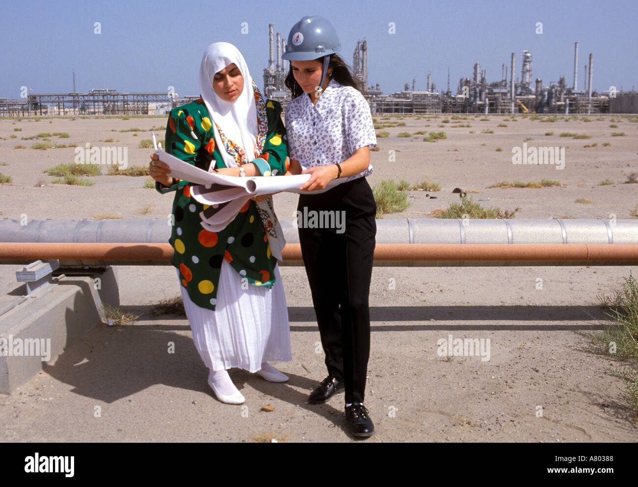 Kuwait women hi-res stock photography and images - Alamy