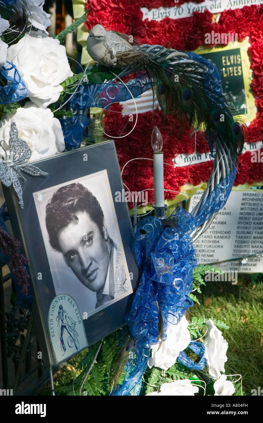 USA, Tennessee, Memphis, Graceland, Elvis' Gravesite Stock Photo - Alamy