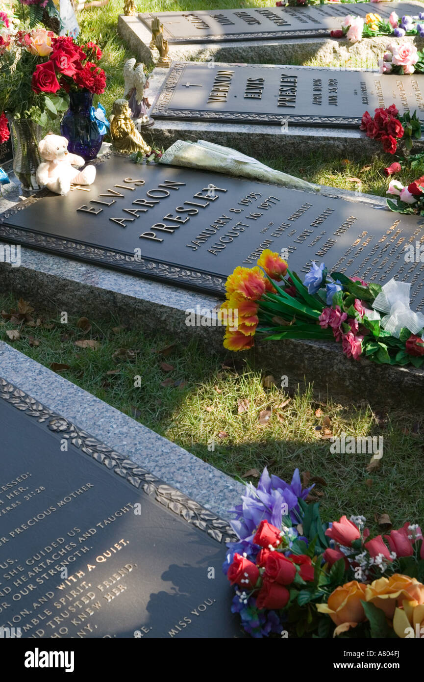 USA, Tennessee, Memphis, Graceland, Elvis' Gravesite Stock Photo - Alamy