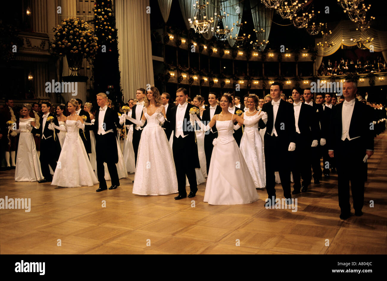 Opera ball in vienna hi-res stock photography and images - Alamy