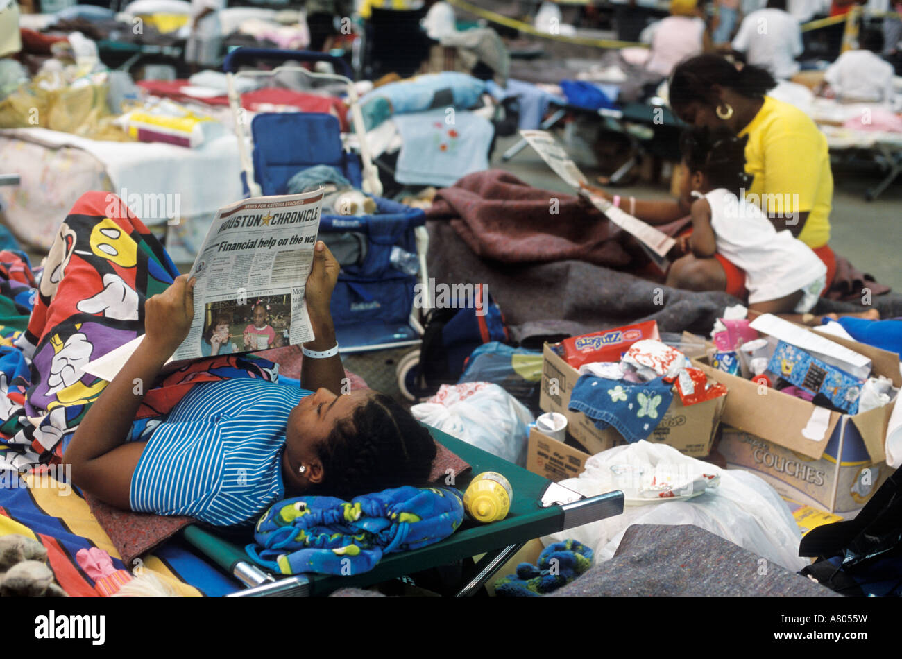 Houston Astrodome - Victims of Hurricane Katrina displaced by storm ...