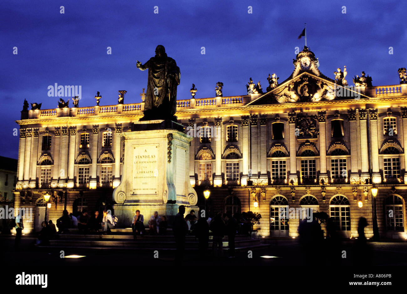 Statue of king stanislas leszczynski and city hall hi-res stock ...