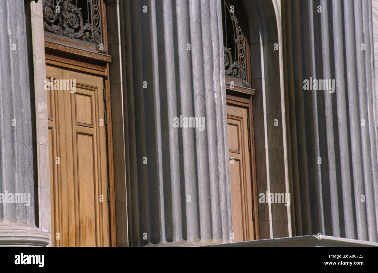 Diagonal columns strength hi-res stock photography and images - Alamy