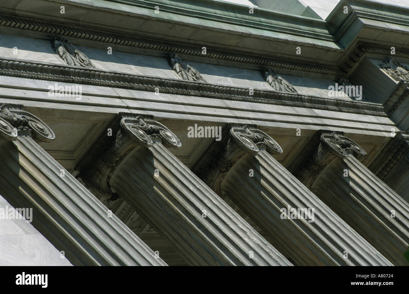 Diagonal columns strength hi-res stock photography and images - Alamy