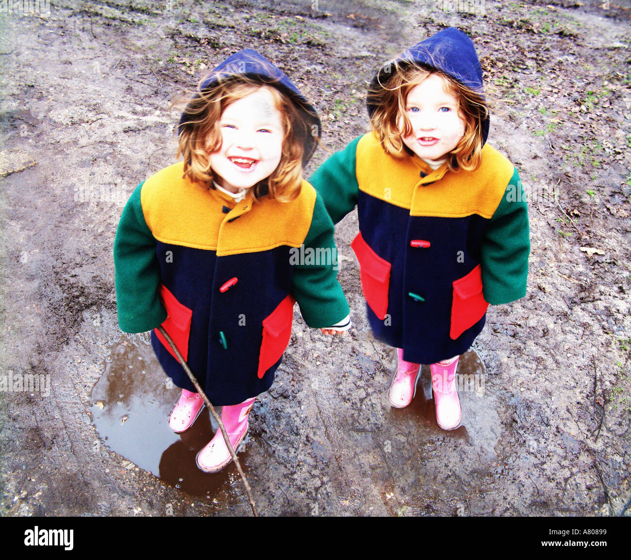 Twins identical children young hi-res stock photography and images - Alamy
