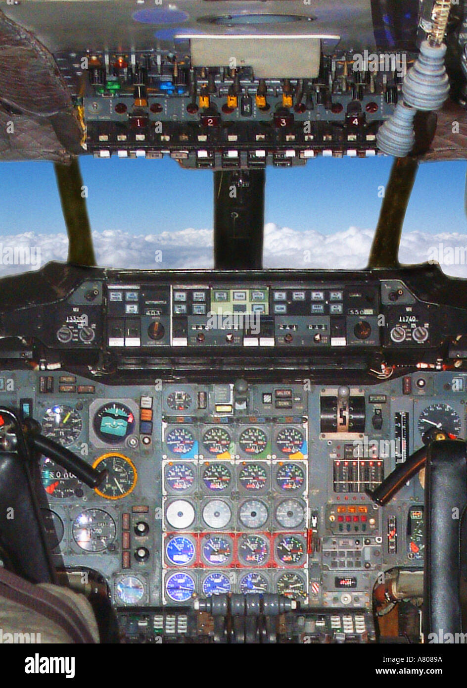 Commercial airplane cockpit pilots hi-res stock photography and images ...