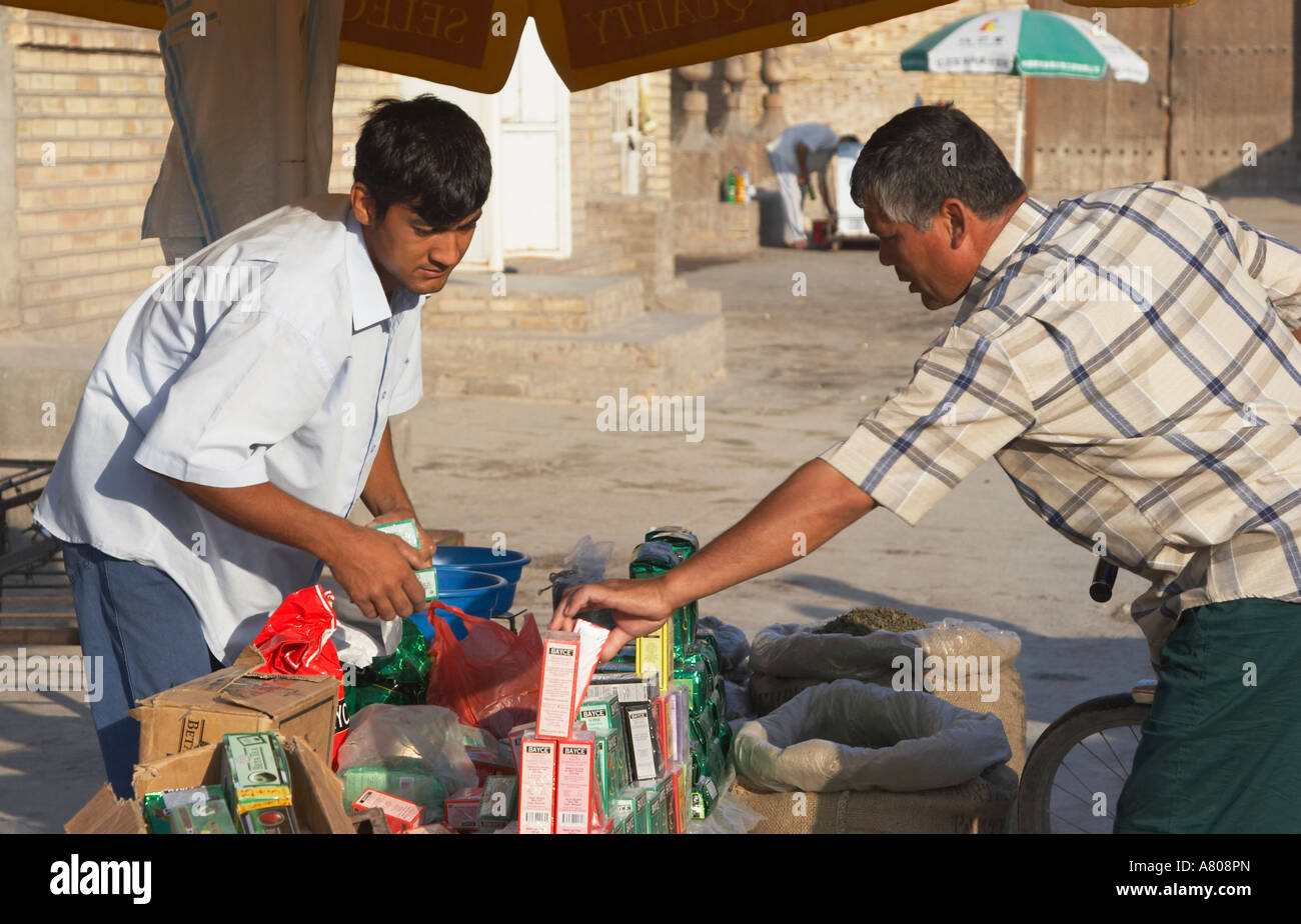 Man Buying Tea At Market Stall Stock Photo - Alamy