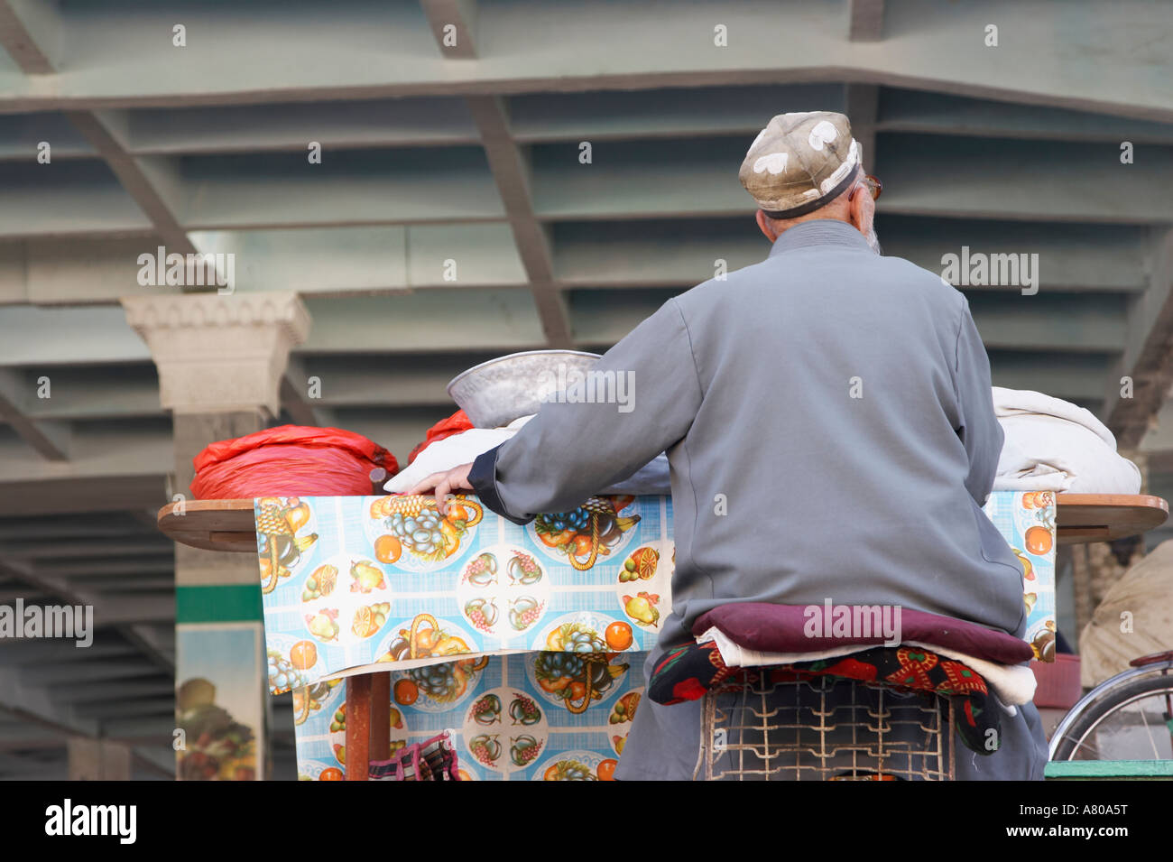 Uzbek Vendor At Samarkand Market Stock Photo - Alamy