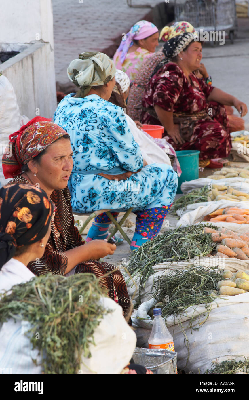 Uzbek Female Vendors At Samarkand Market Stock Photo - Alamy