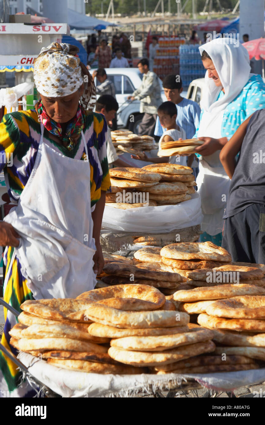 Uzbek Female Vendor Selling Bread At Samarkand Market Stock Photo - Alamy