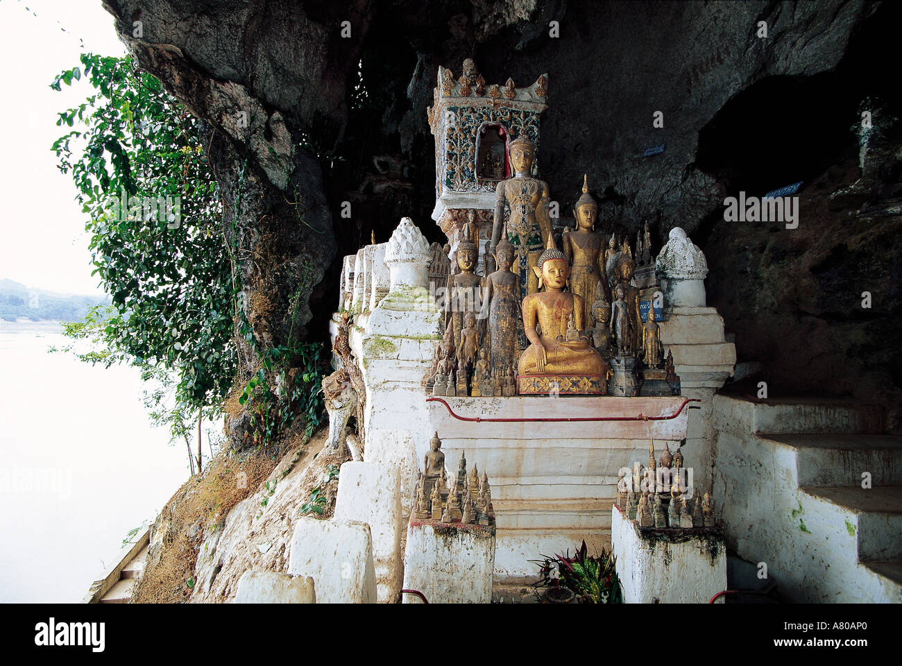 Laos, Tham Ting cave contains more 35 000 statues of Buddha Stock Photo ...
