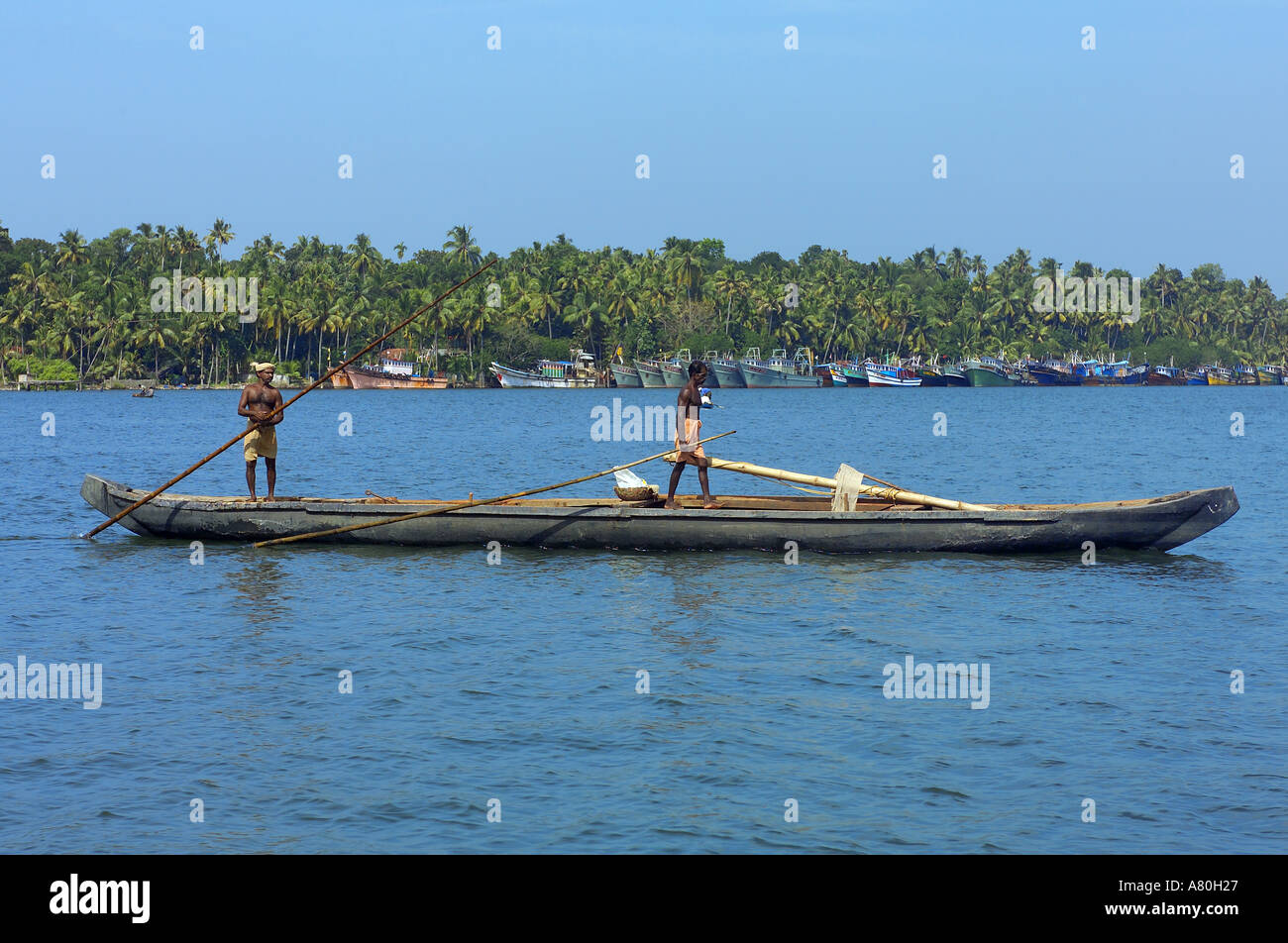 Kerala, Fishermen on Ashtamudi Lake Stock Photo - Alamy