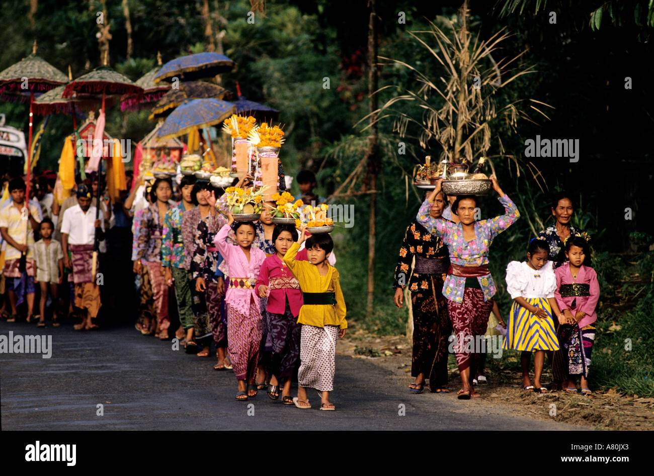 Indonesia, Bali, religious processions with offerings Stock Photo - Alamy