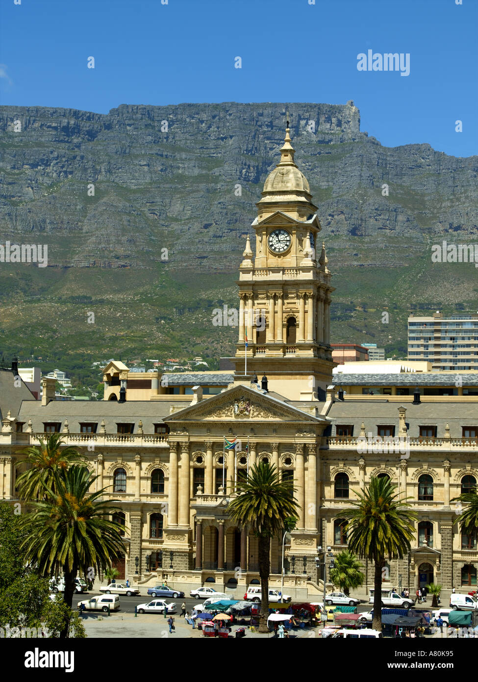 Cape town city hall and table mountain hi-res stock photography and ...