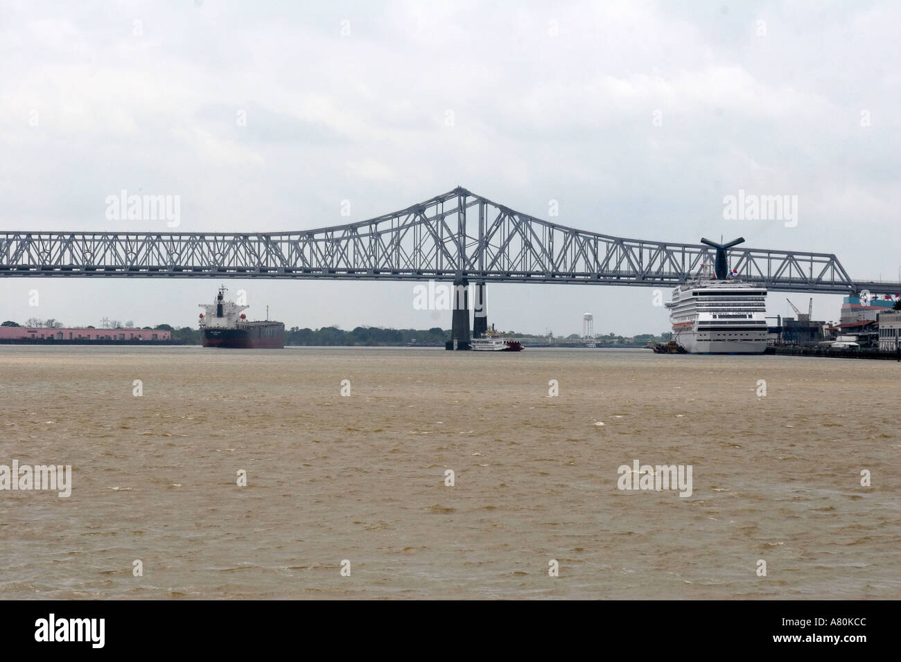 The Crescent City Connection bridge over the Mississippi river New ...