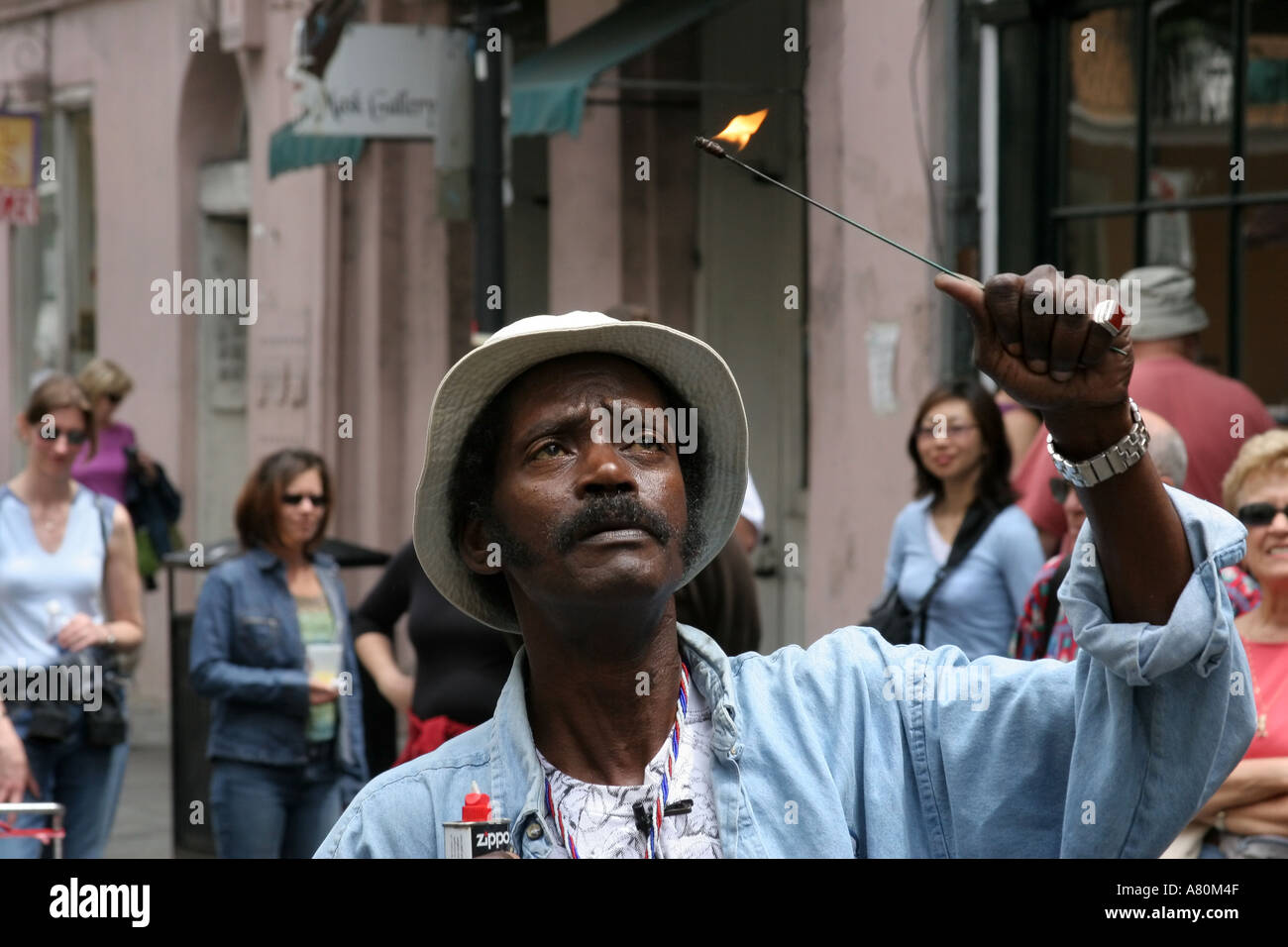 Street magician hi-res stock photography and images - Alamy