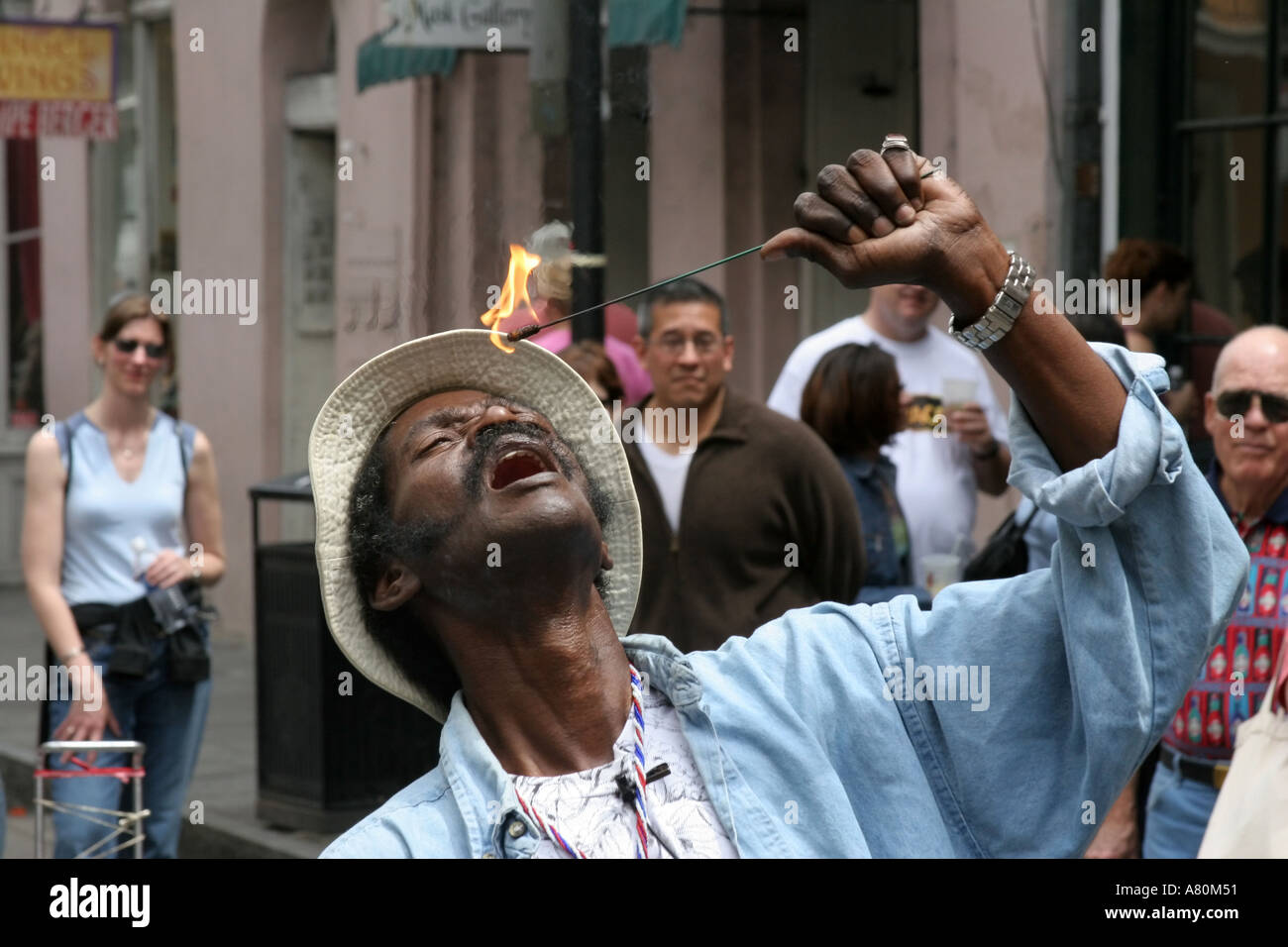 Street magician hi-res stock photography and images - Alamy