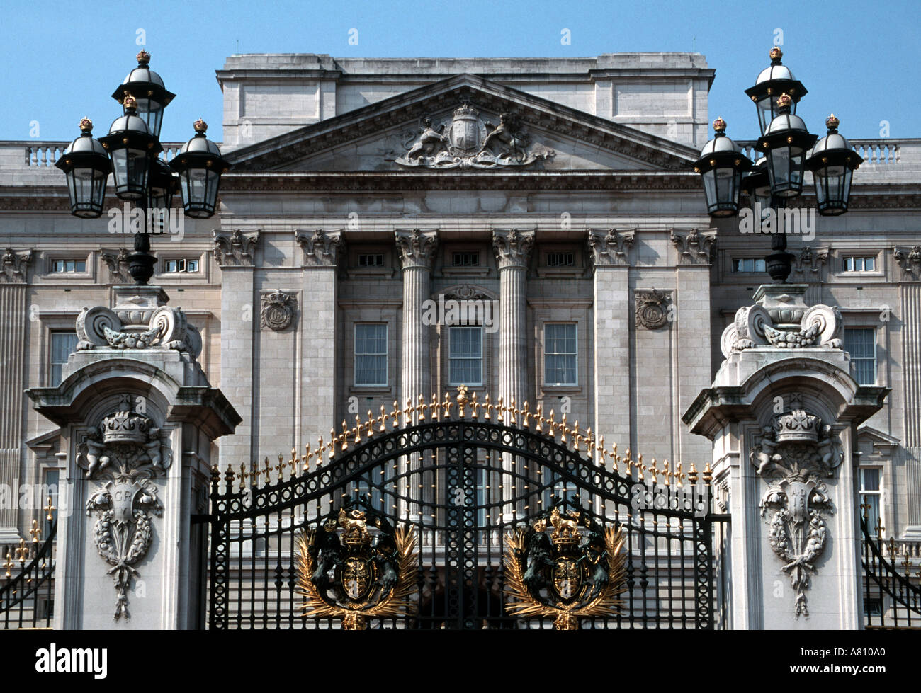 Front gate and entrance to Buckingham Palace London Stock Photo - Alamy