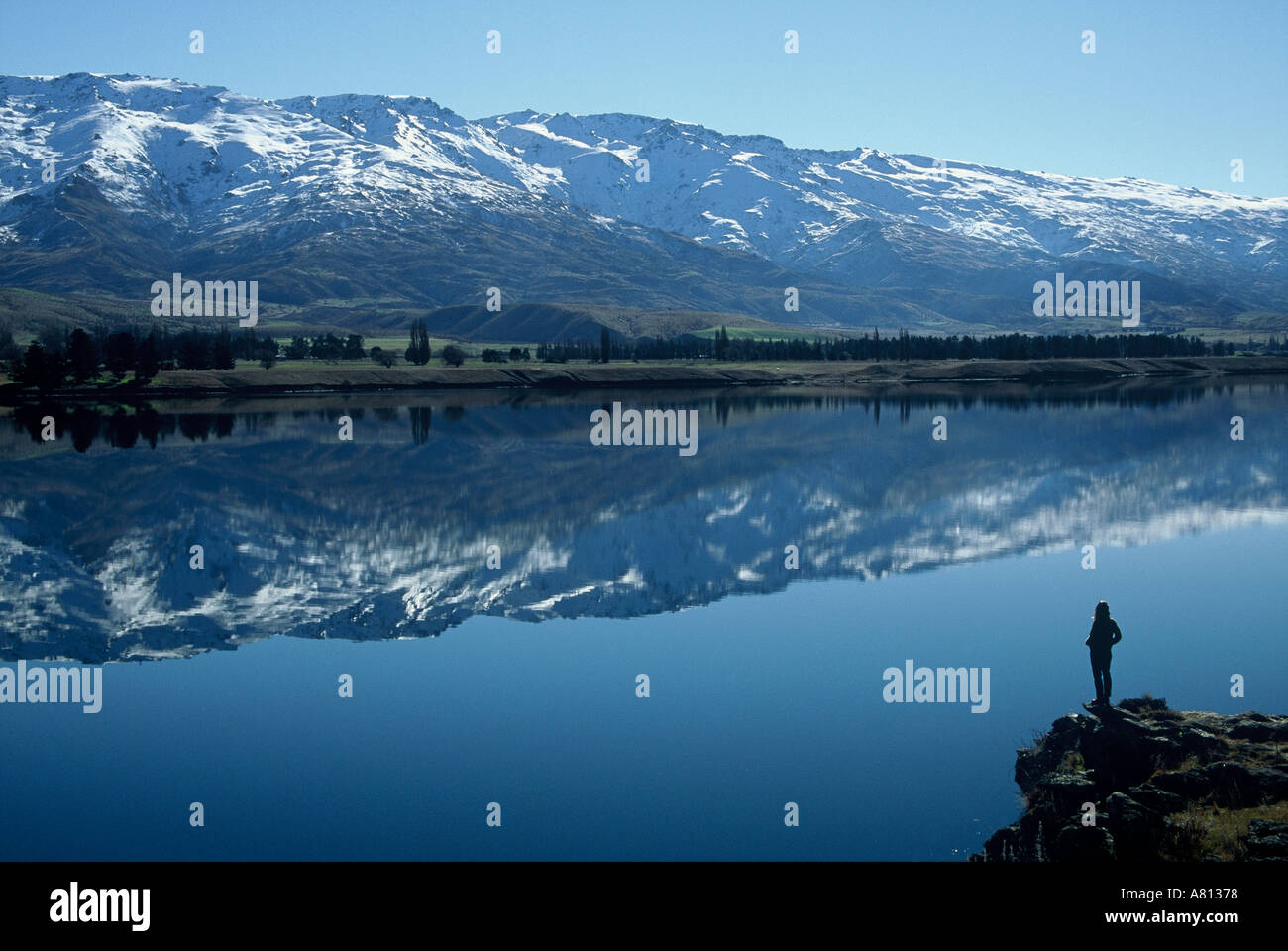 Lake Dunstan Pisa Range Central Otago Stock Photo - Alamy