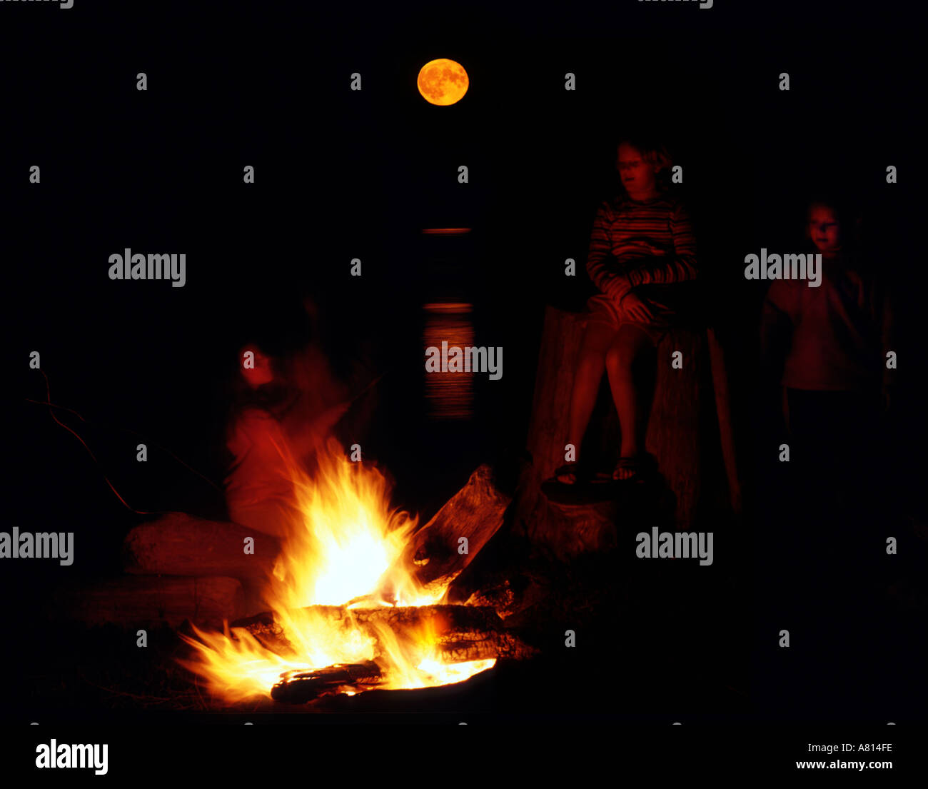 Children around bonfire hi-res stock photography and images - Alamy