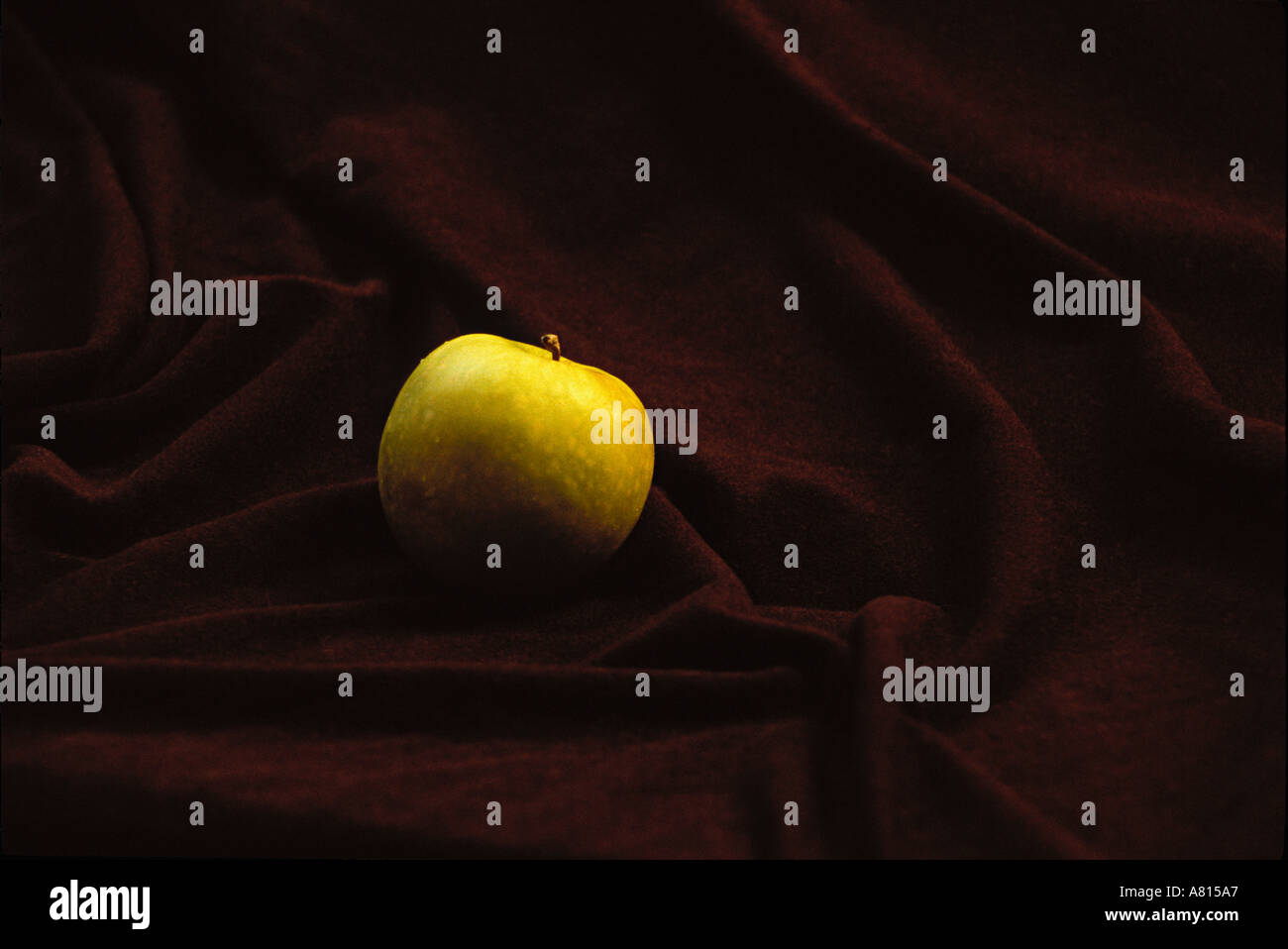 Lone apple hi-res stock photography and images - Alamy