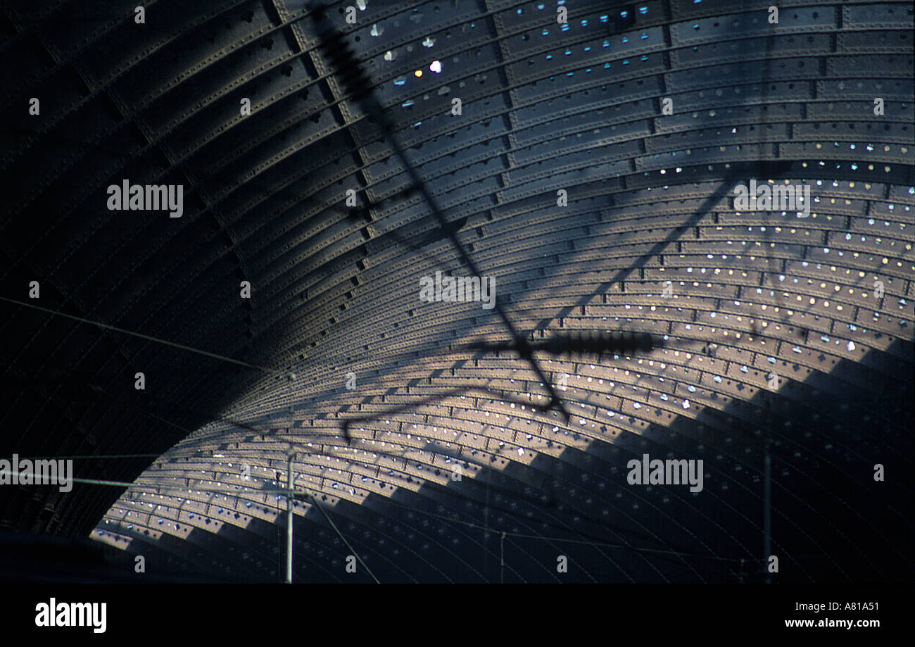 York railway station platform roof hi-res stock photography and images ...