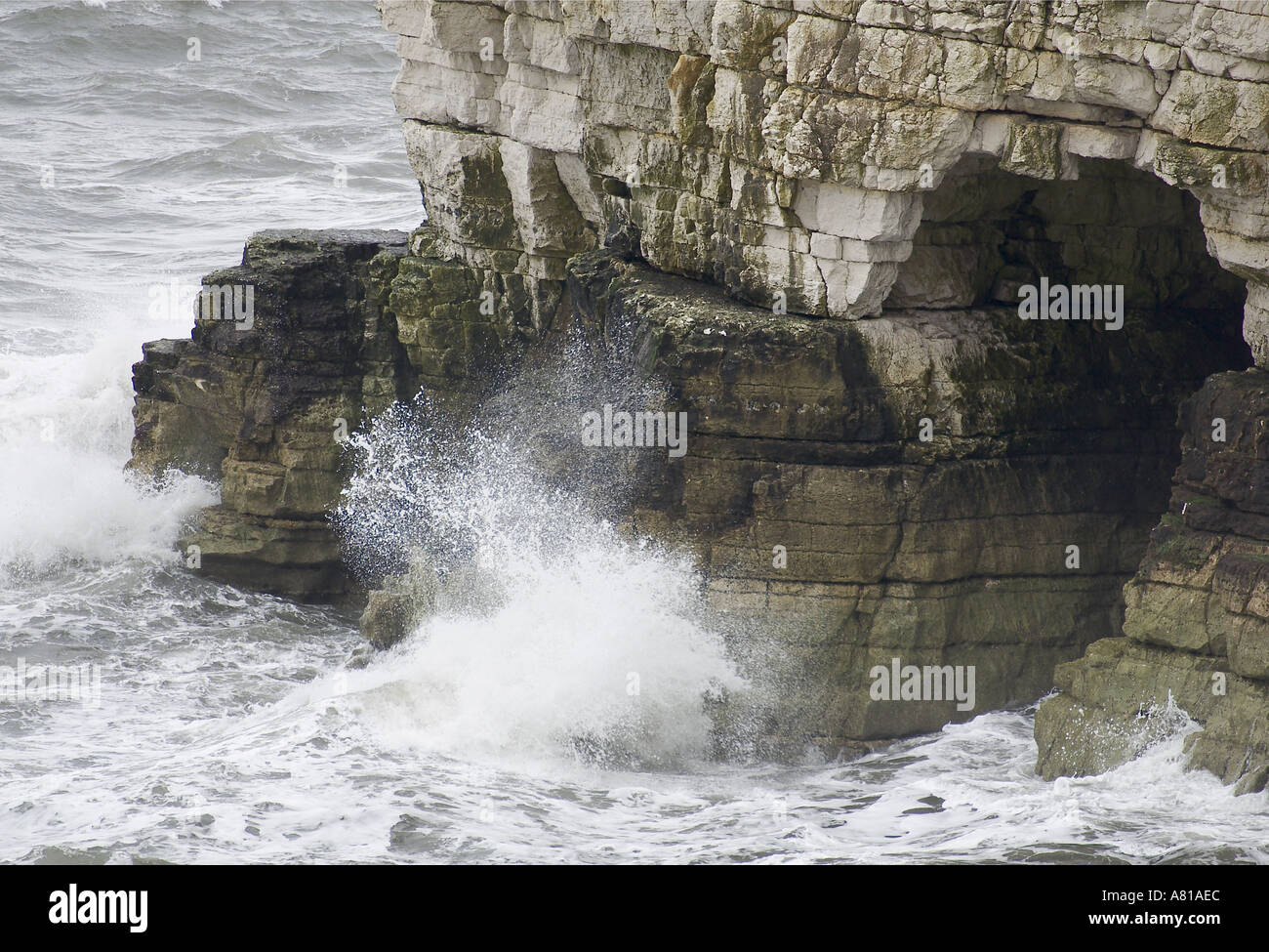Sea waves crashing in rocks hi-res stock photography and images - Alamy