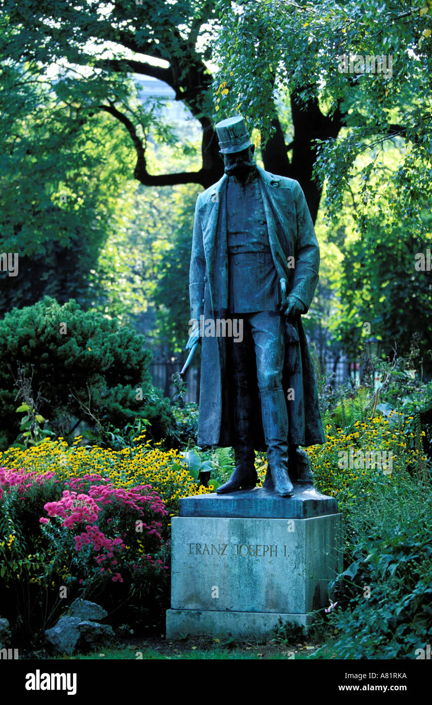Austria, Vienna, statue in the gardens of the capital Stock Photo - Alamy