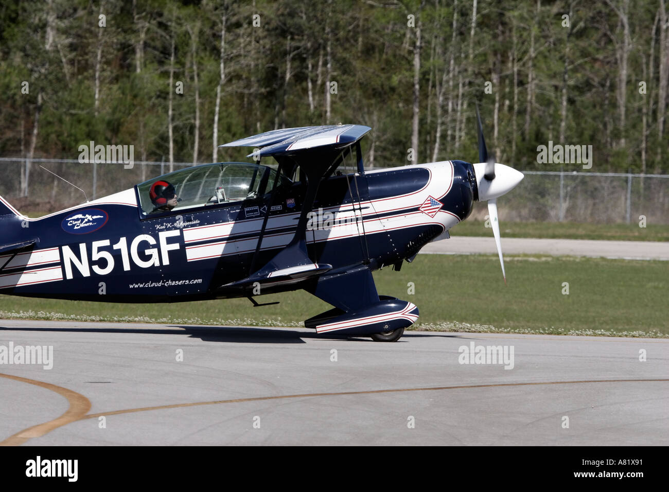 Stunts biplane hi-res stock photography and images - Alamy