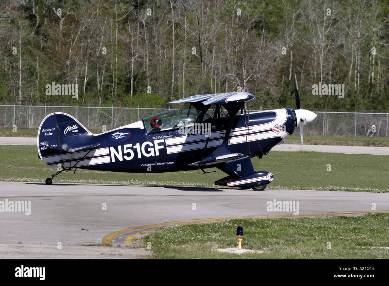 Stunts biplane hi-res stock photography and images - Alamy