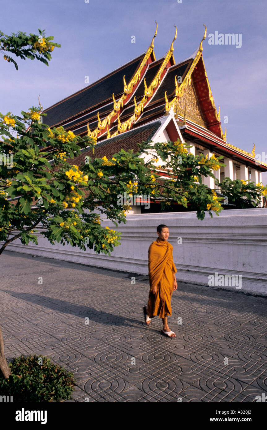 Thailand, Bangkok, monk in front of Wat Po temple Stock Photo - Alamy