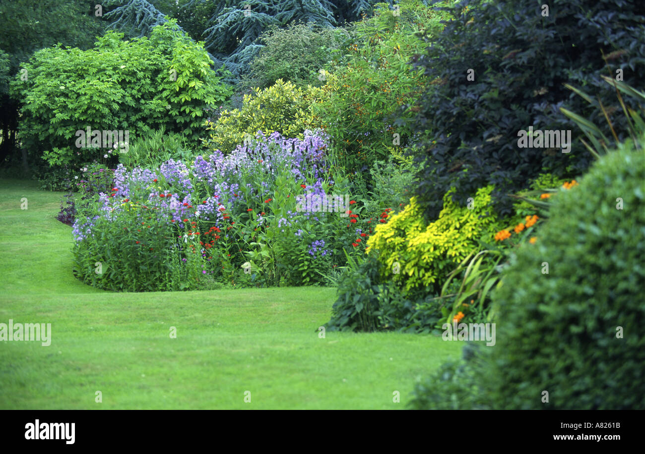White cottage hi-res stock photography and images - Alamy