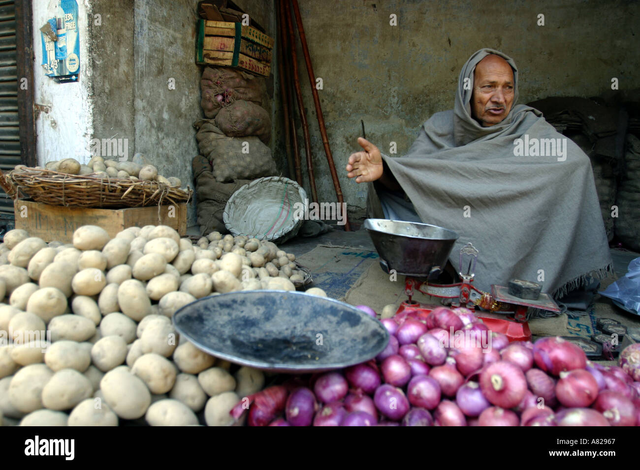 Man selling potatoes and vegetables hi-res stock photography and images ...