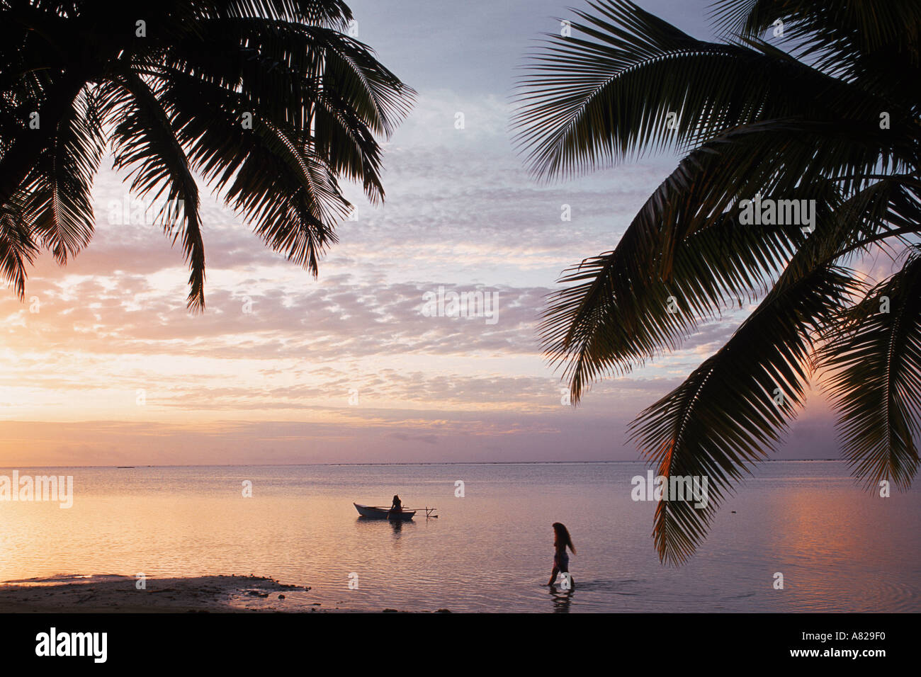Cook island canoe hi-res stock photography and images - Alamy