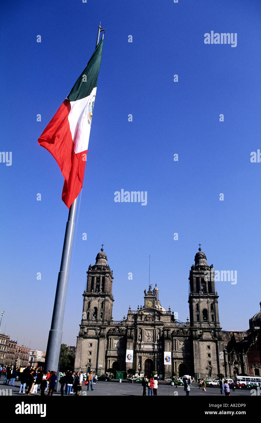 Building square constitution zocalo hi-res stock photography and images ...