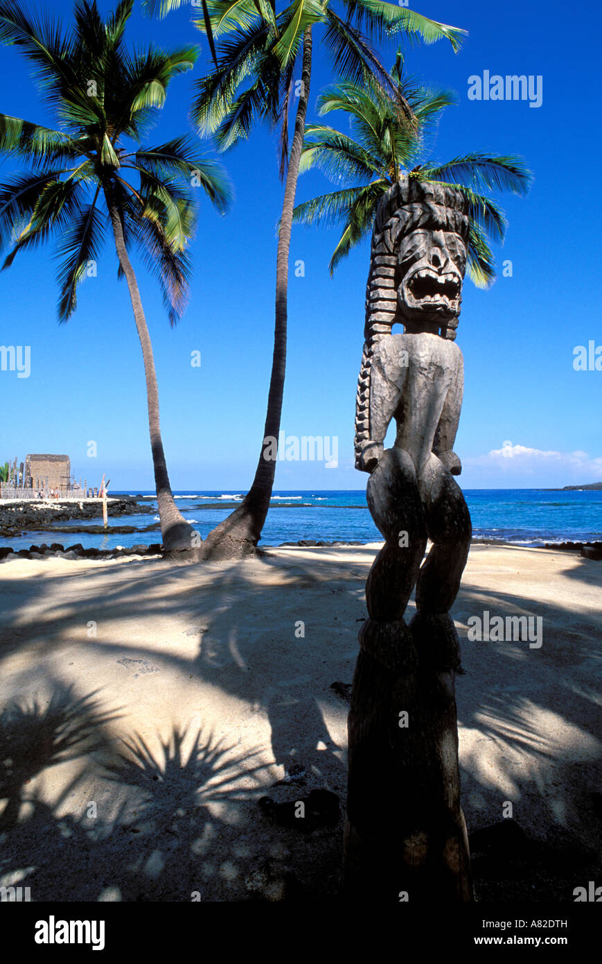 Tiki man statue hi-res stock photography and images - Alamy