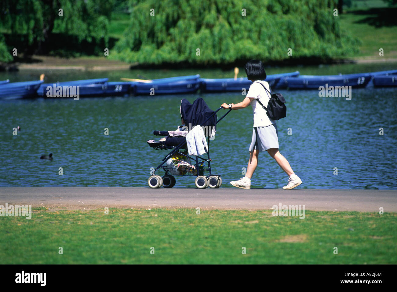 Woman child uk park hi-res stock photography and images - Alamy