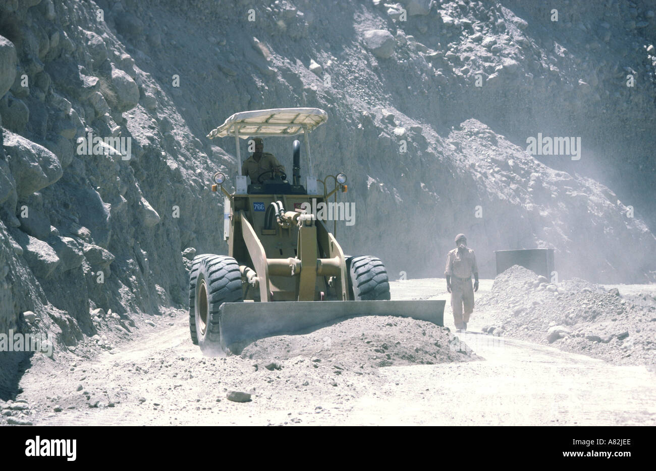 Pakistan Azad Kashmir Sust army clearing rockfall on Karakoram Highway ...