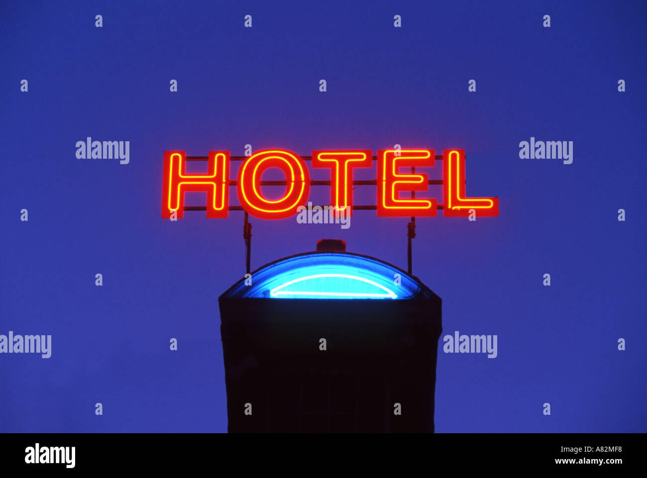 Classic neon hotel sign in USA. Set against clear dark blue sky Stock ...
