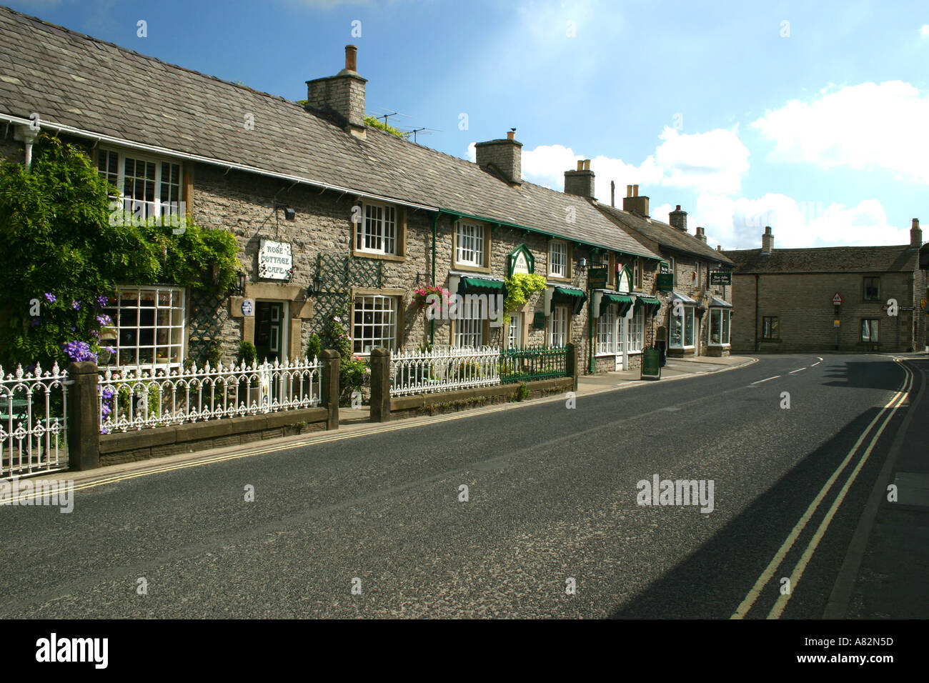 Castleton main street derbyshire hi-res stock photography and images ...